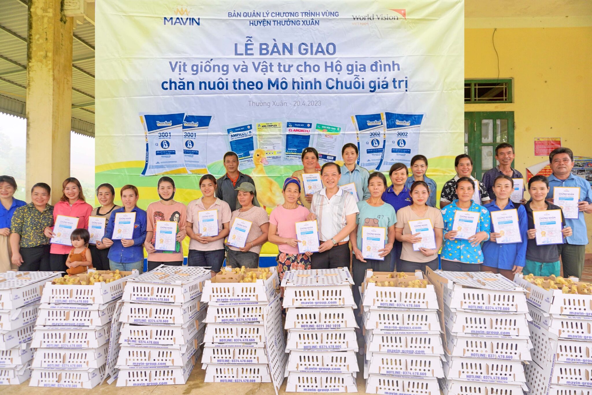 Mavin & World Vision Việt Nam trao 12.000 con vịt giống, 50 tấn thức ăn ...